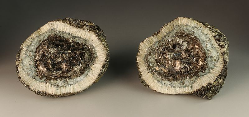 Hermanover Kugel, zweiteilig, mit Anthophyllit, Phlogopit und Chlorit